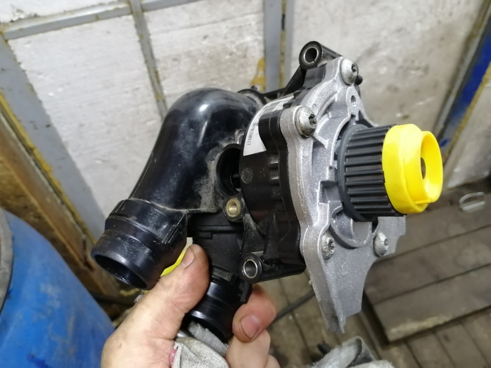 Потекла помпа — Volkswagen Tiguan (1G), 2 л, 2013 года | своими руками ...