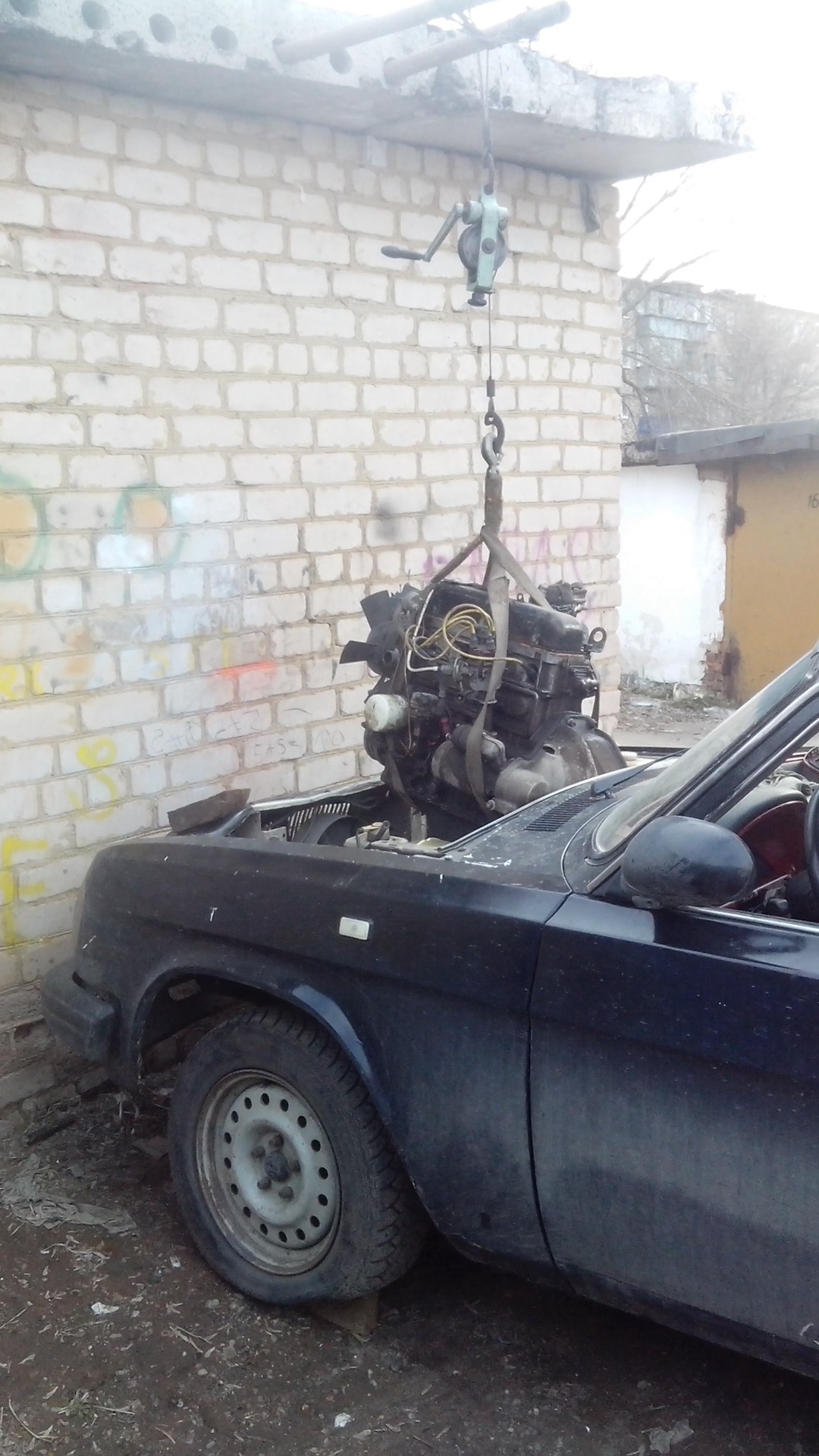 достаем мотор — ГАЗ 3110, 2,4 л, 1998 года | своими руками | DRIVE2