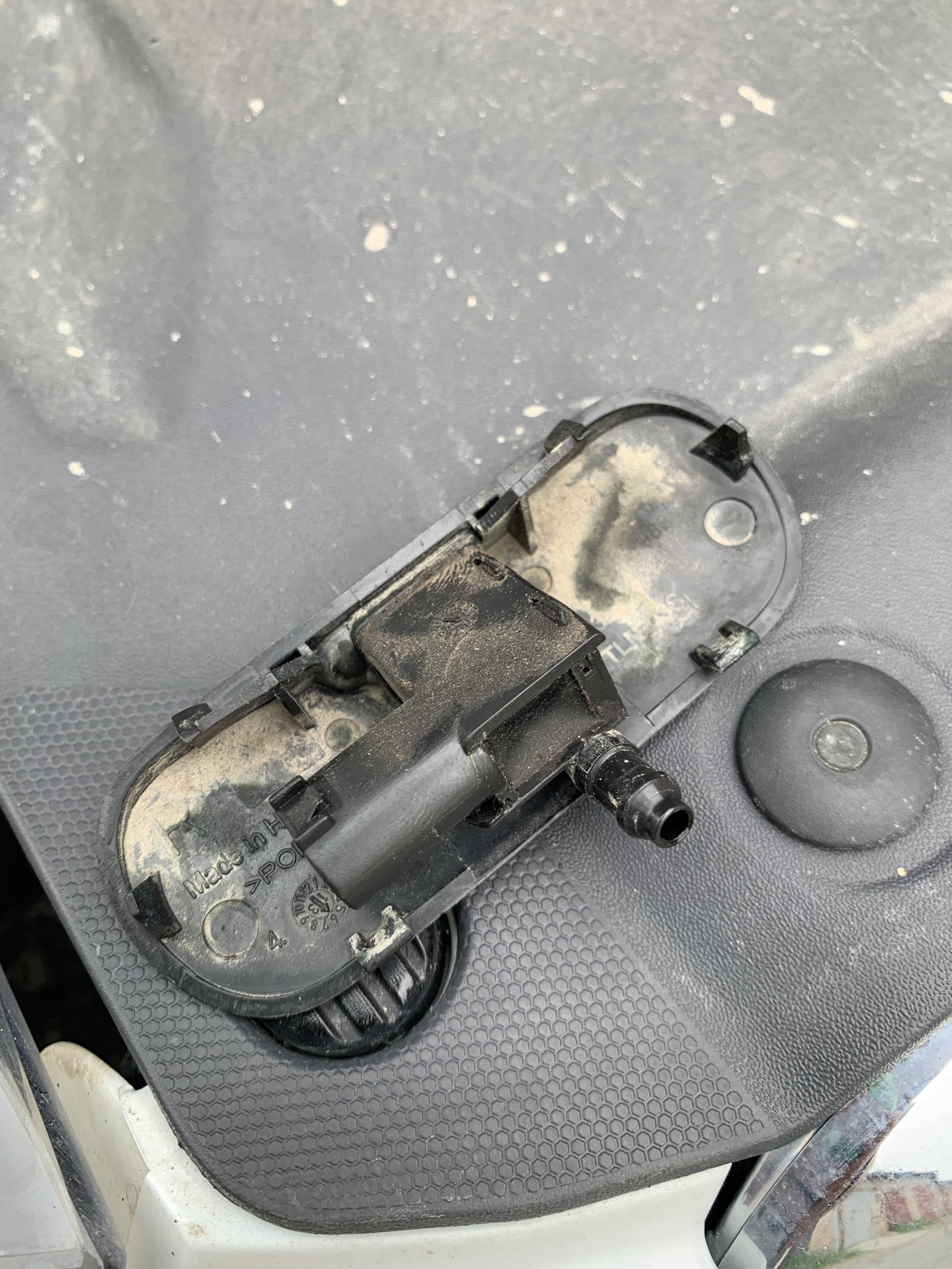 Замена штатных форсунок омывателя — Audi Q3 (1G), 2 л, 2013 года ...