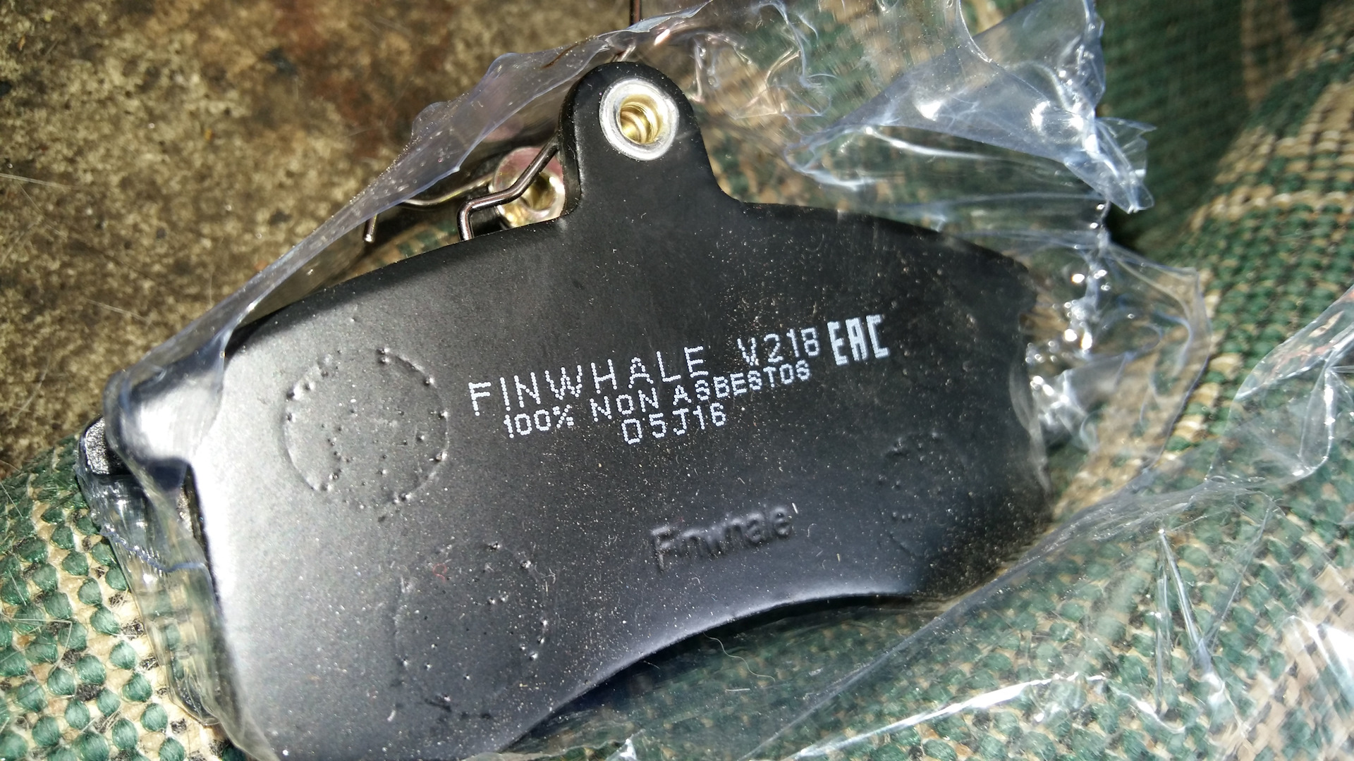 Почистил передние тормоза и заменил тормозные колодки Finwhale v218 ...