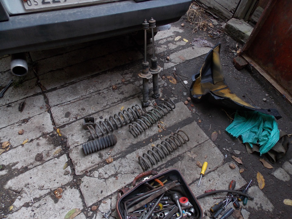 Замена задних стоек и пружин — Lada 21086, 1,5 л, 1992 года | плановое ...