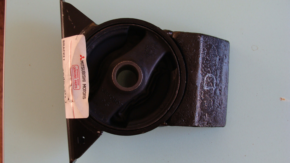 Замена нижних опор(подушек) двигателя — Mitsubishi Space Star (1998), 1 ...