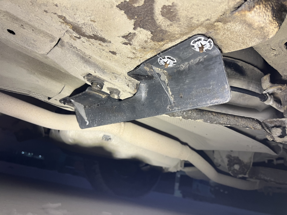 Пыльник заднего левого колеса — Nissan Qashqai (1G), 1,6 л, 2010 года ...