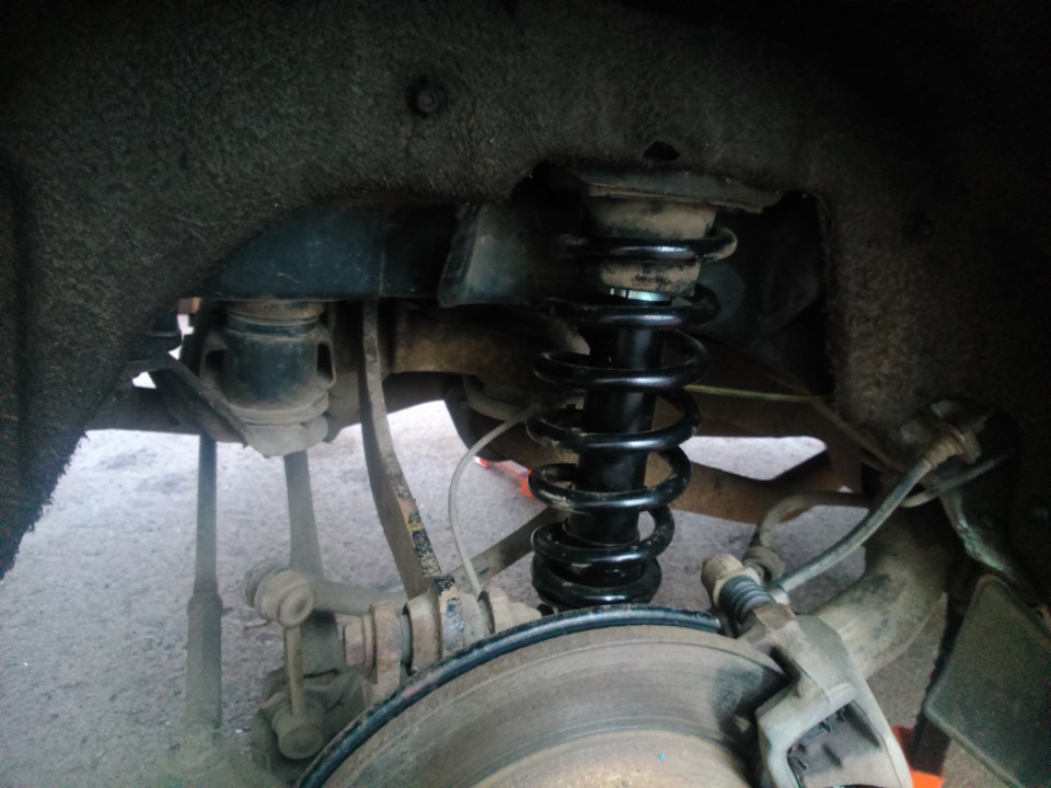 Задние амортизаторы… — Toyota Avensis II, 1,8 л, 2008 года | своими ...