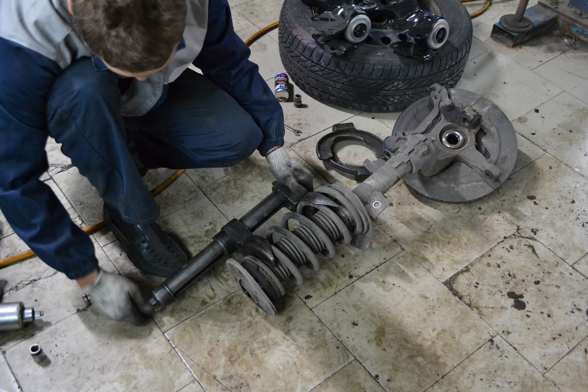 Замена передних нижних рычагов, амортизаторов и т.д. — Volvo XC60 (1G ...