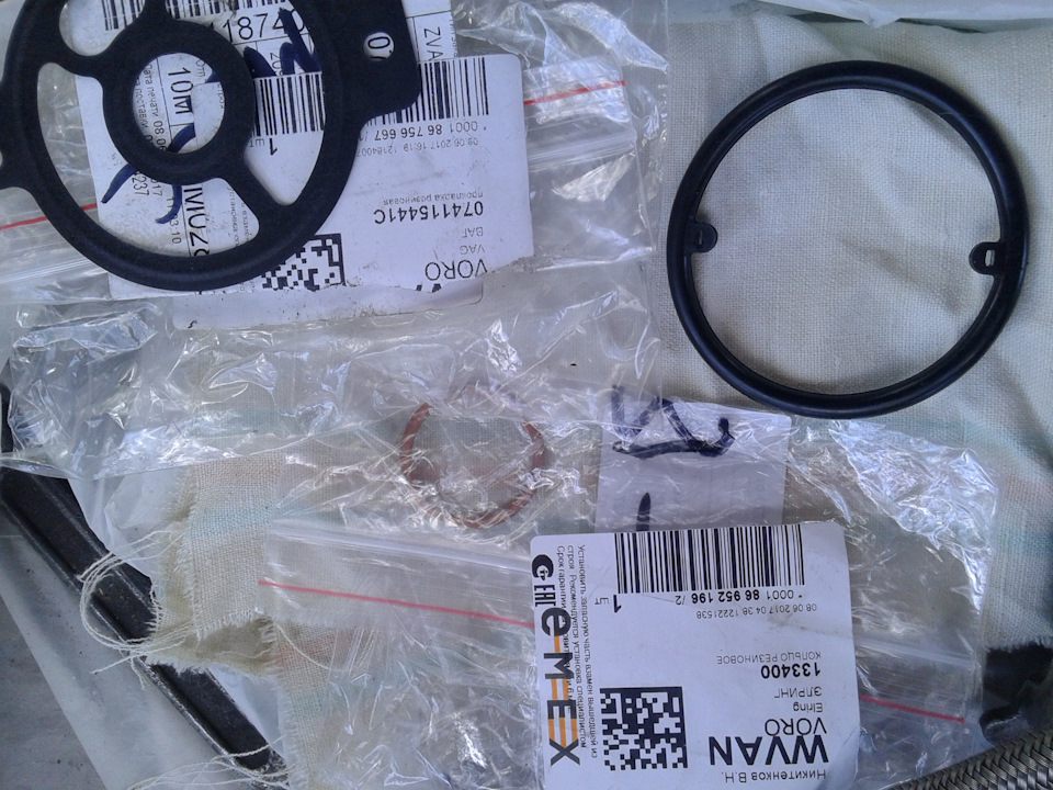 Прокладки теплообменника и кронштейна — Volkswagen Transporter T4, 2,5 ...