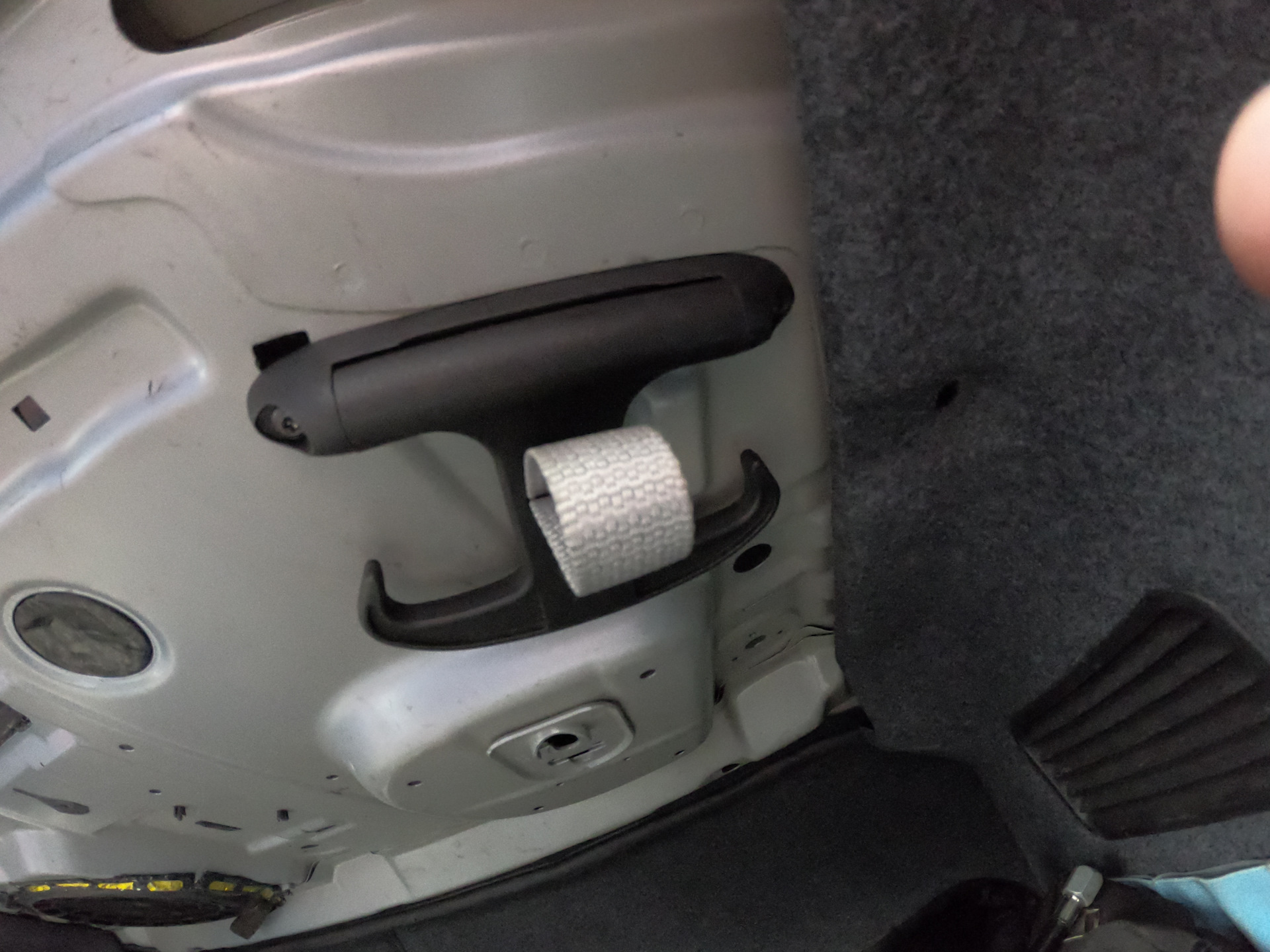 📌 # 135 Крючки для пакетов в багажник — Audi A4 (B7), 1,8 л, 2006 года ...