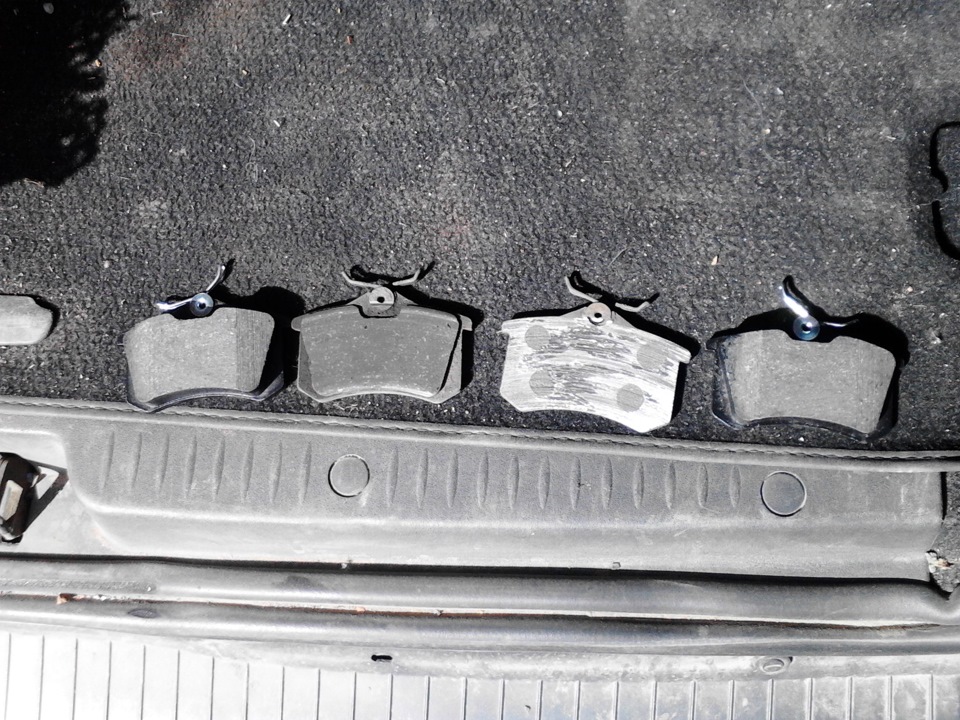 Замена задних колодок — Renault Grand Scenic II, 1,5 л, 2008 года ...