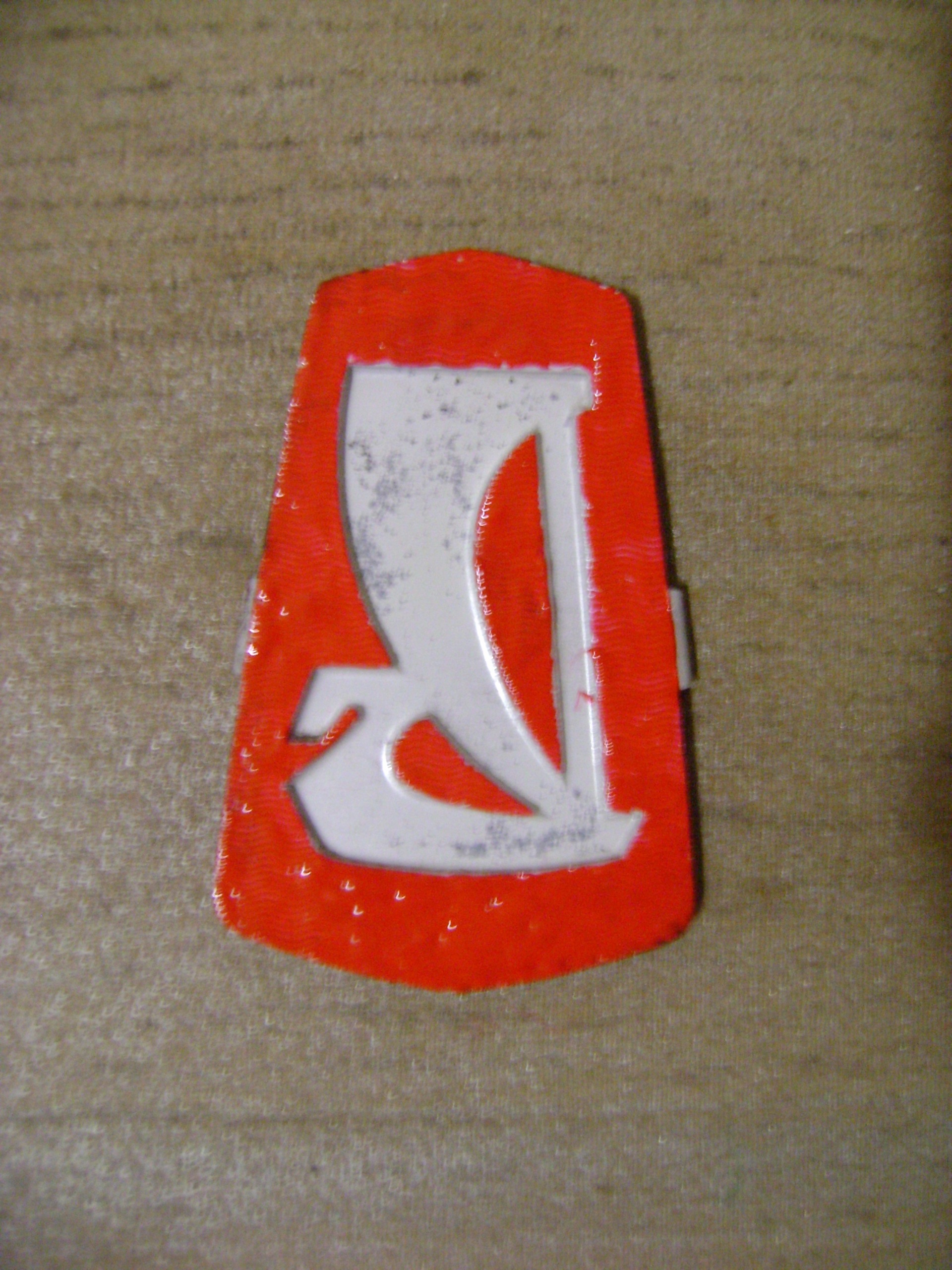 КРАСНЫЙ значек — Lada 2101, 1,2 л, 1976 года | аксессуары | DRIVE2