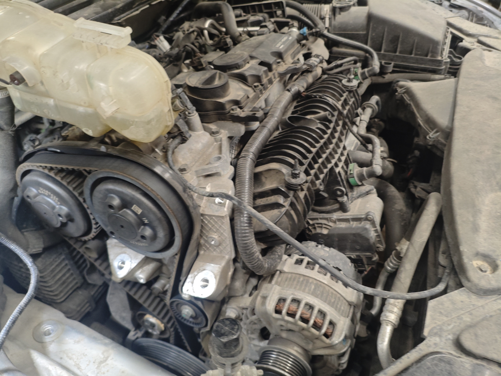 Замена ГРМ, обводного, масла в редукторе и угловой передаче — Volvo V40 ...