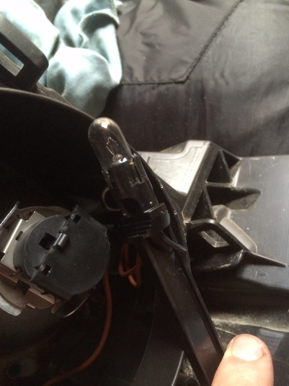 Замена лампы габаритного огня — Skoda Octavia A5 Mk2, 1,8 л, 2009 года ...