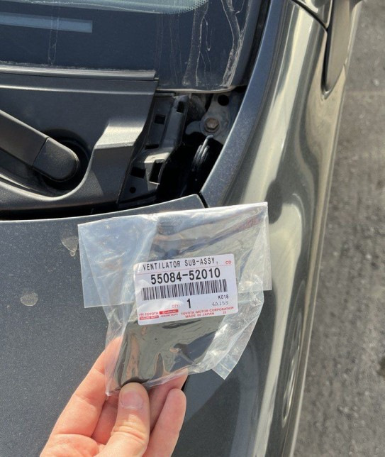 Пластиковая накладка на лобовое стекло — Toyota Yaris (p2), 1,5 л, 2006 ...