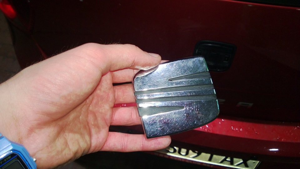 как быть с отломанным задним значком? — SEAT Ibiza (6J), 1,4 л, 2009 ...