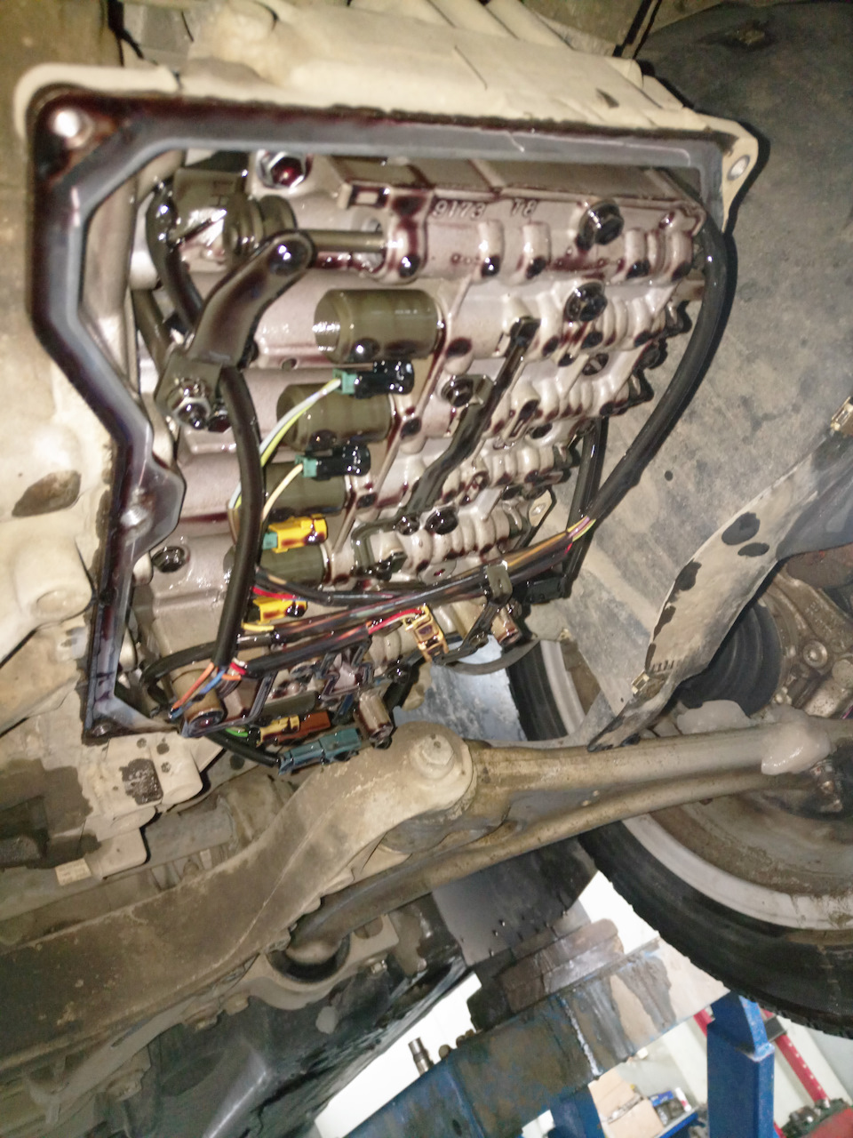 Замена масла в коробке автомат — Volkswagen Passat B6, 1,8 л, 2008 года ...