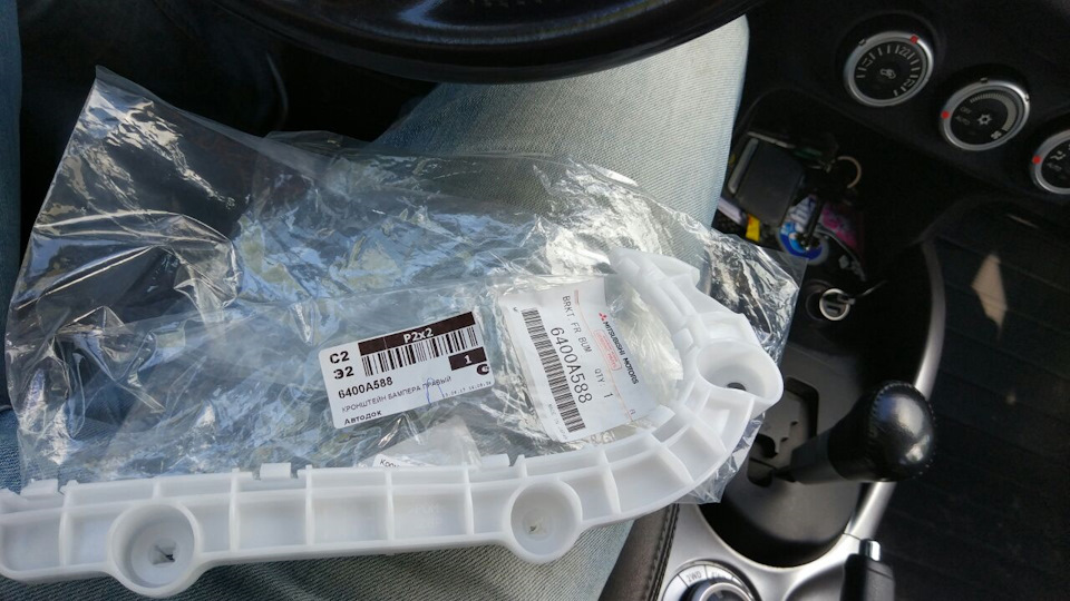 6400A588 КРОНШТЕЙН БОКОВОЙ ПЕРЕДНЕГО БАМПЕРА, ПРАВ Mitsubishi ...