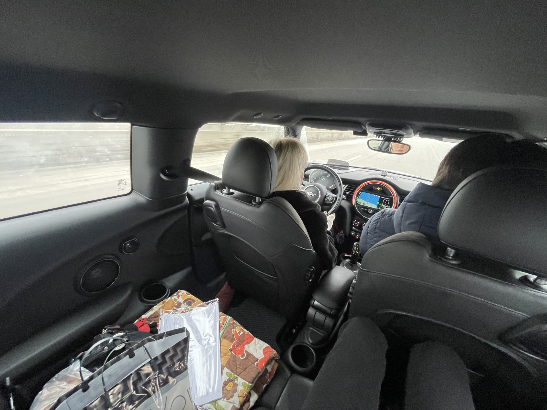 Впечатление от поездки на заднем сидении MINI Cooper F56 — MINI Cooper SE, 2021 года ...