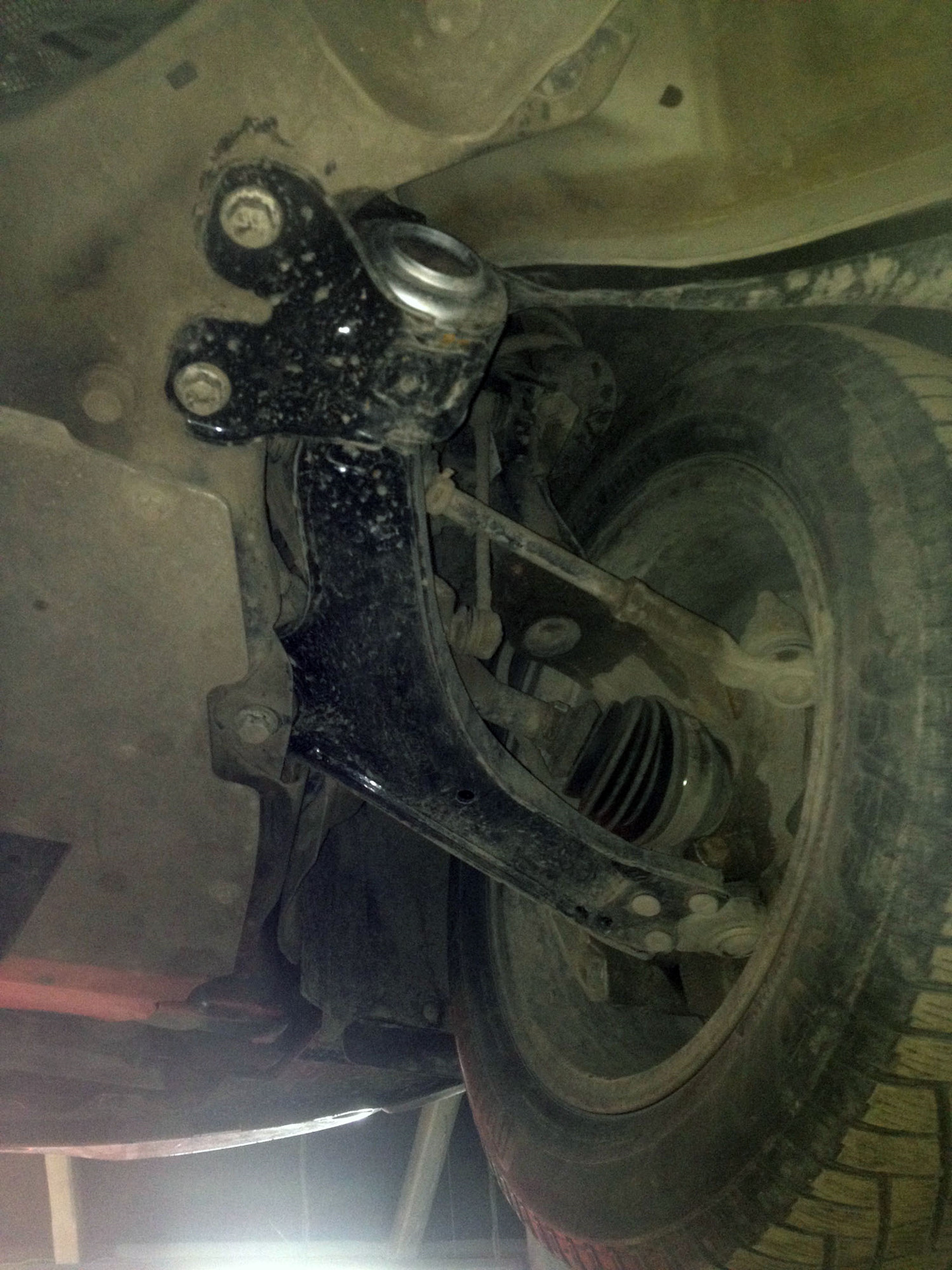 Замена правого переднего рычага Volvo 31317664 и амортизатора Sachs ...