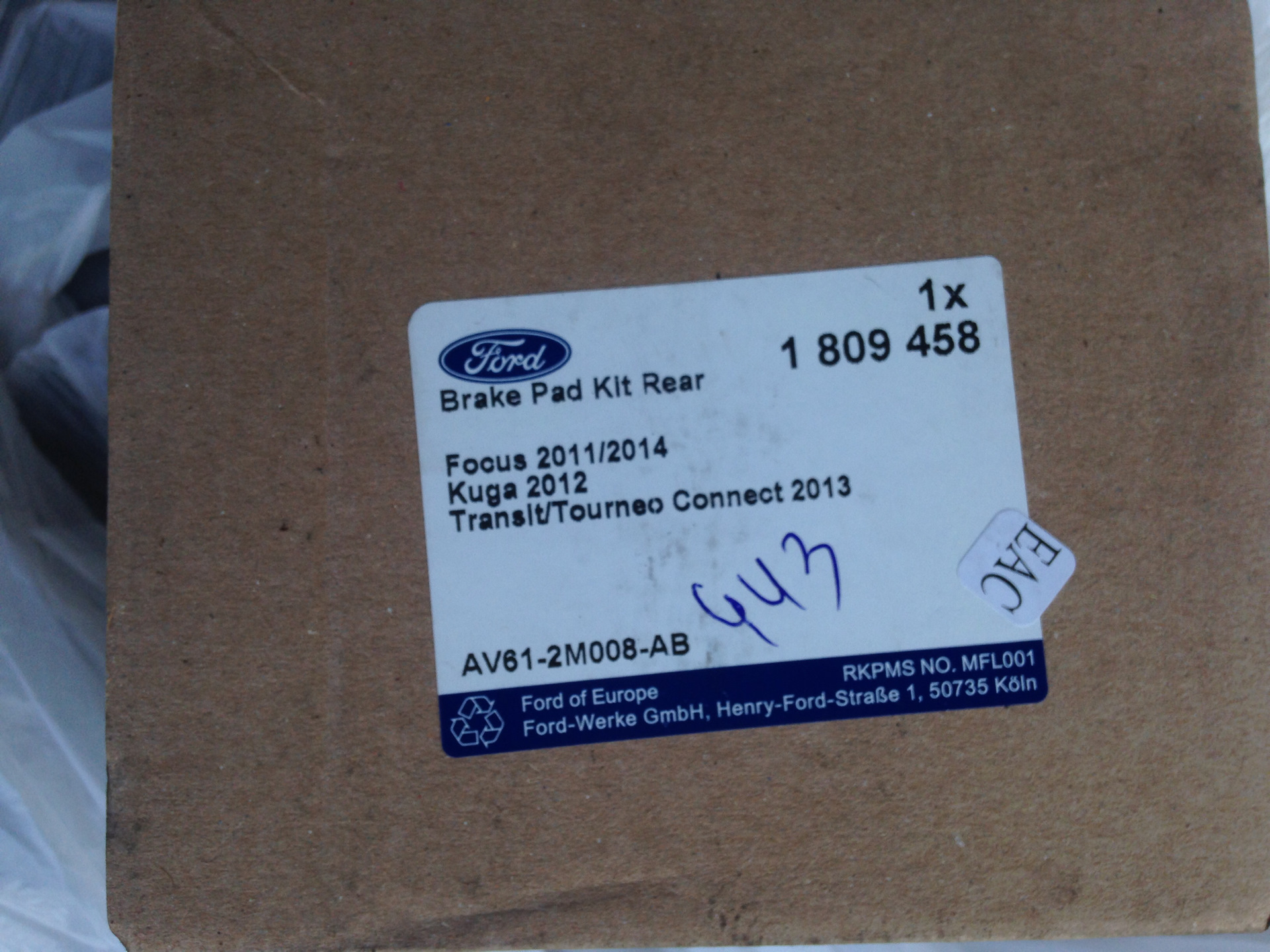 Замена задних тормозных колодок — Ford Focus Hatchback III, 2 л, 2012 ...