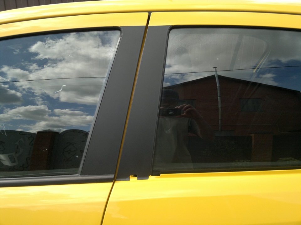 Черные стойки дверей — Opel Corsa D, 1,4 л, 2008 года | стайлинг | DRIVE2