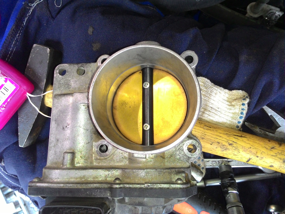 Замена маслоотделителя — Volvo S60 (1G), 2,4 л, 2007 года | своими ...