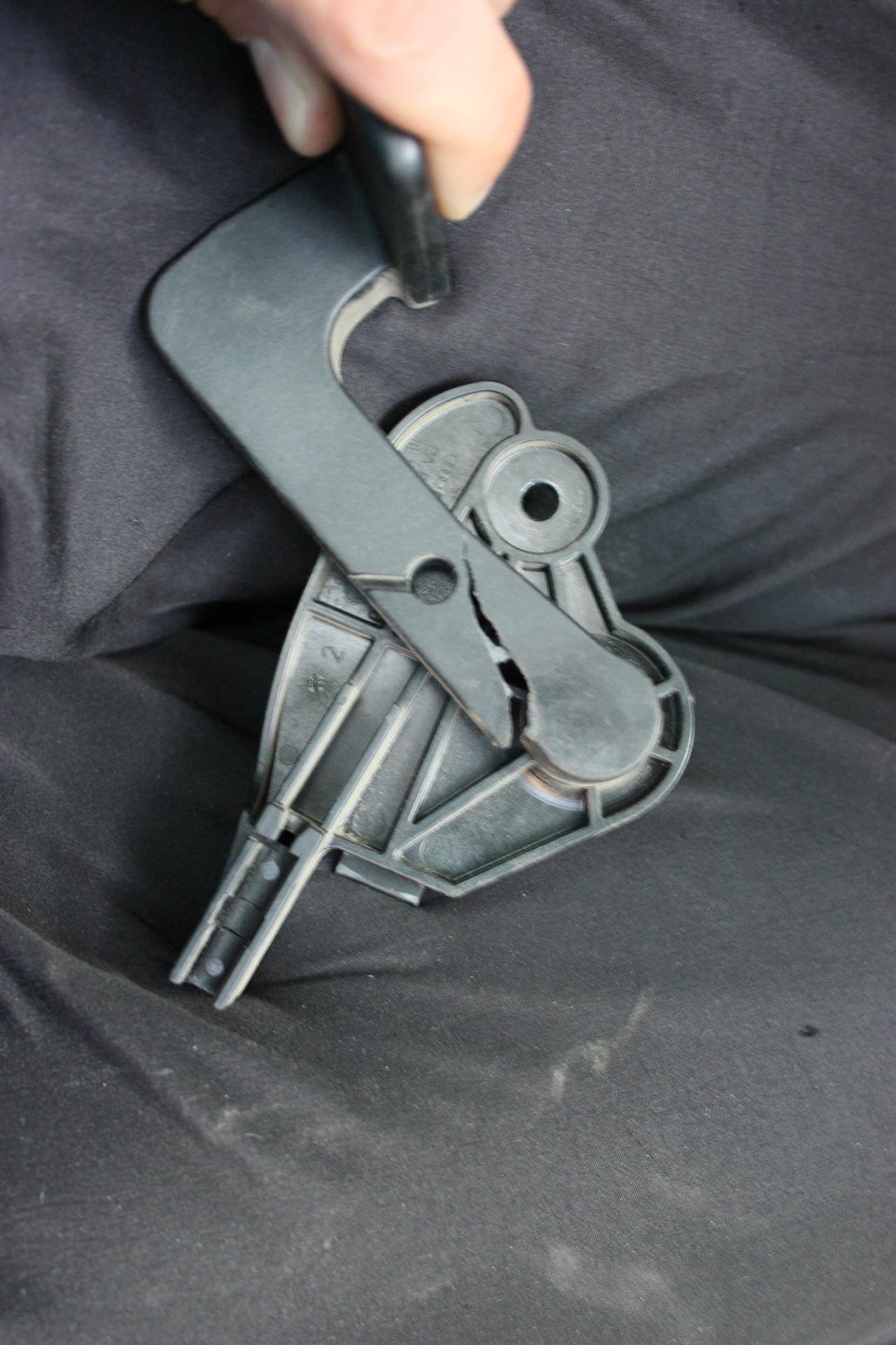 Трос капота и ручка — замена — Audi A4 (B6), 1,8 л, 2003 года | своими ...