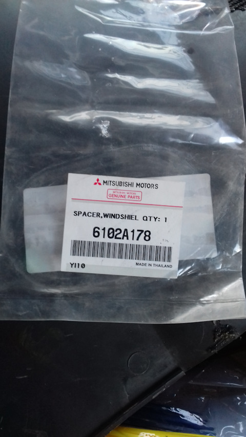 6102A178 УПЛОТНИТЕЛЬ СТЕКЛА ЛОБОВОГО НИЖНИЙ (L200 07) Mitsubishi ...