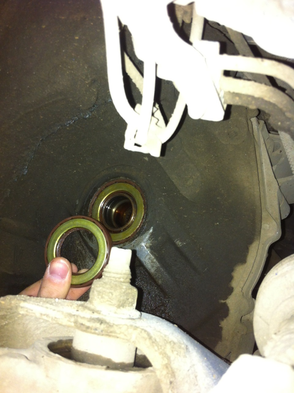 Замена масла в АКПП, левого сальника АКПП и замена крепления лючка ...