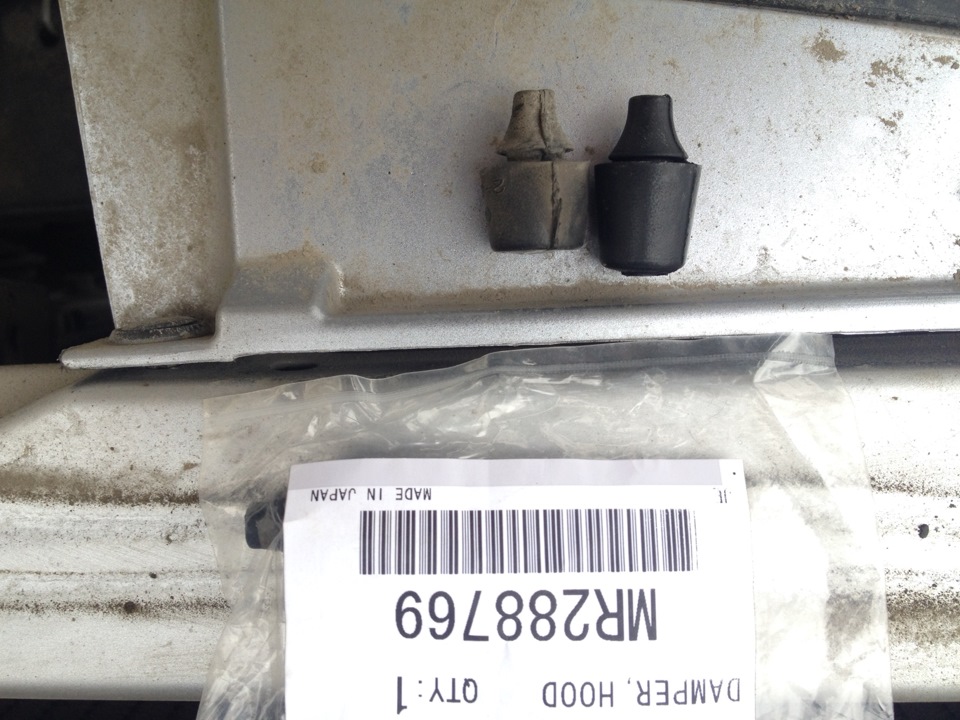 Износ резиновых отбойников капота. — Mitsubishi Lancer IX, 1,6 л, 2007 ...