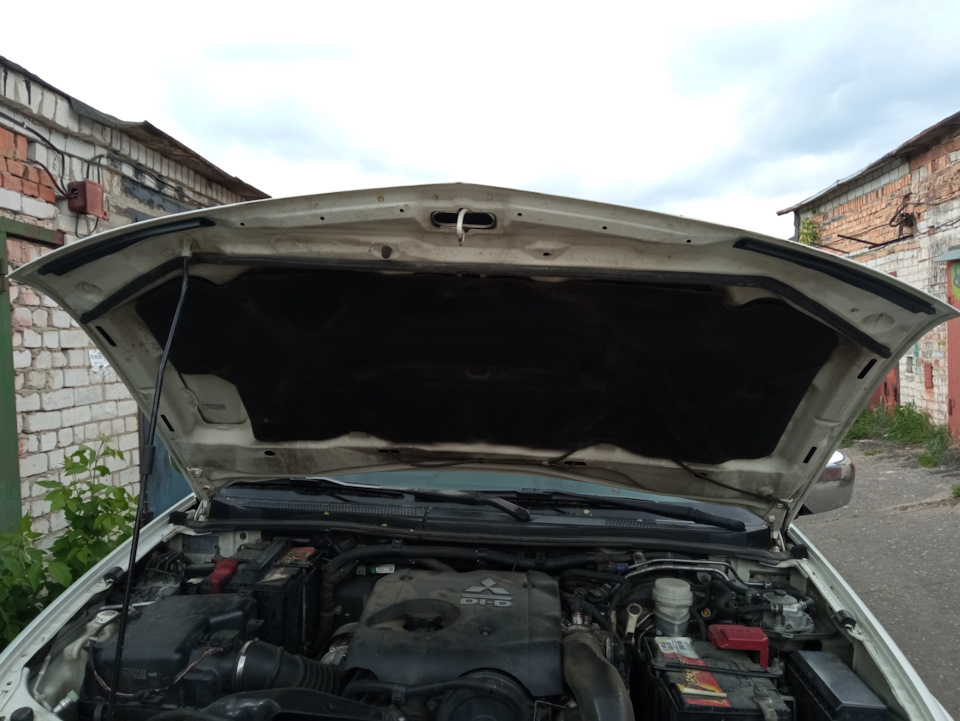 Уплотнители капота — Mitsubishi Pajero Sport (2G), 2,5 л, 2010 года ...