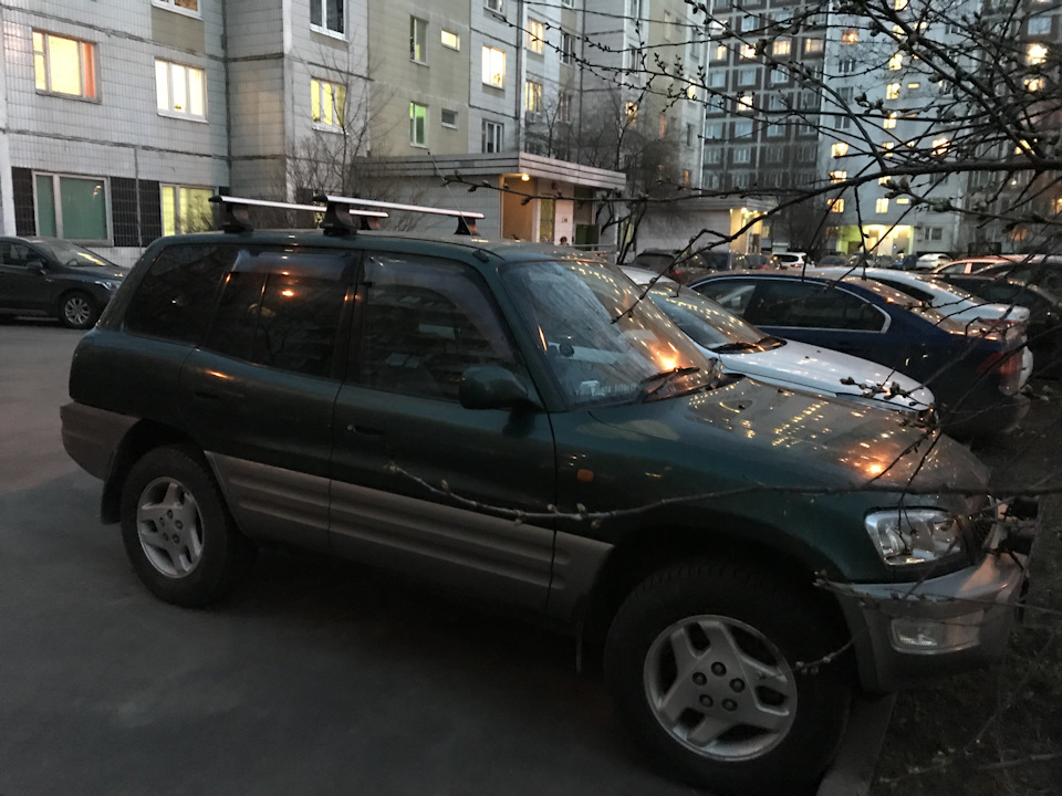 Установил рейлинги на крышу — Toyota RAV4 (I), 2 л, 1998 года ...