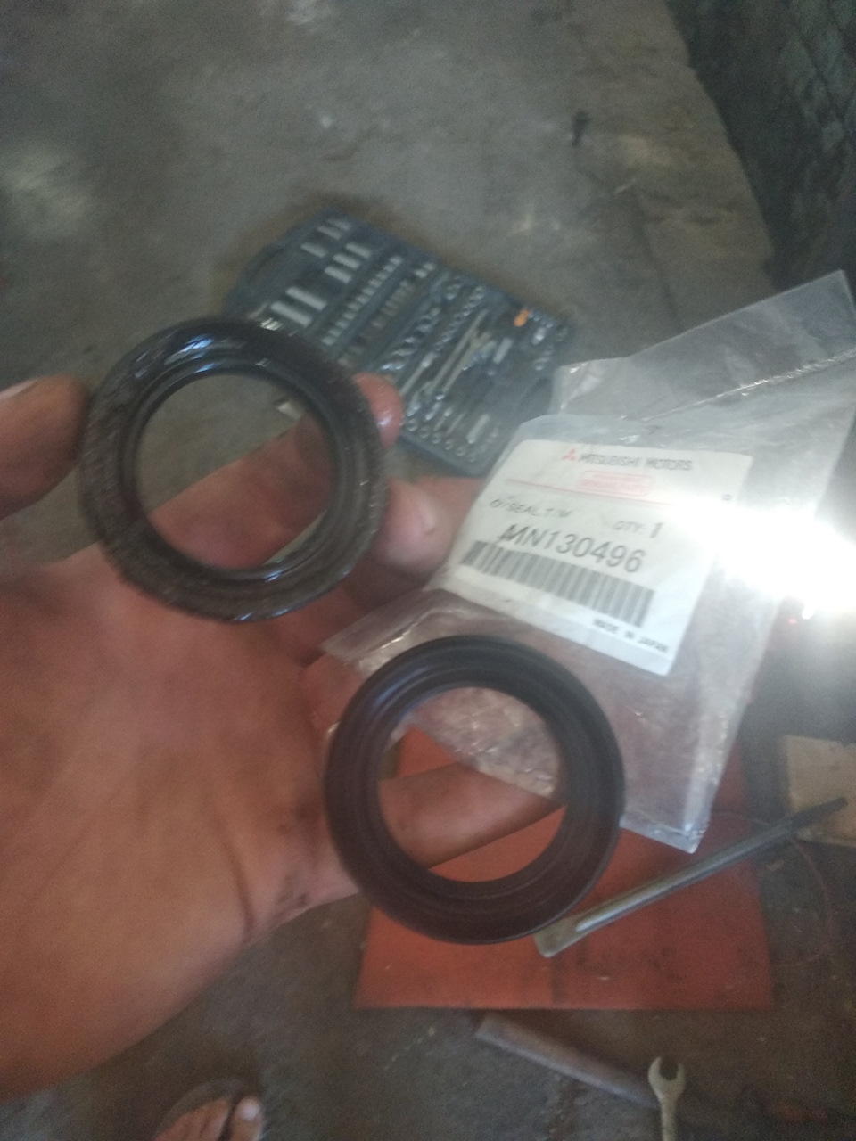 MN130496 САЛЬНИК ПОЛУОСИ ПЕРЕДНЕЙ Mitsubishi | Запчасти на DRIVE2