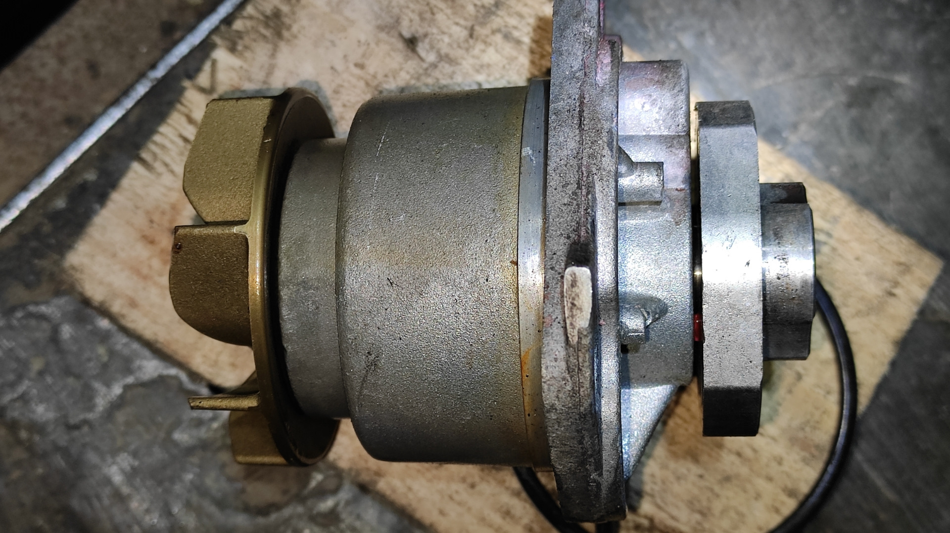 Замена помпы Hepu P525 — Volkswagen Bora (1G), 3,2 л, 2002 года ...