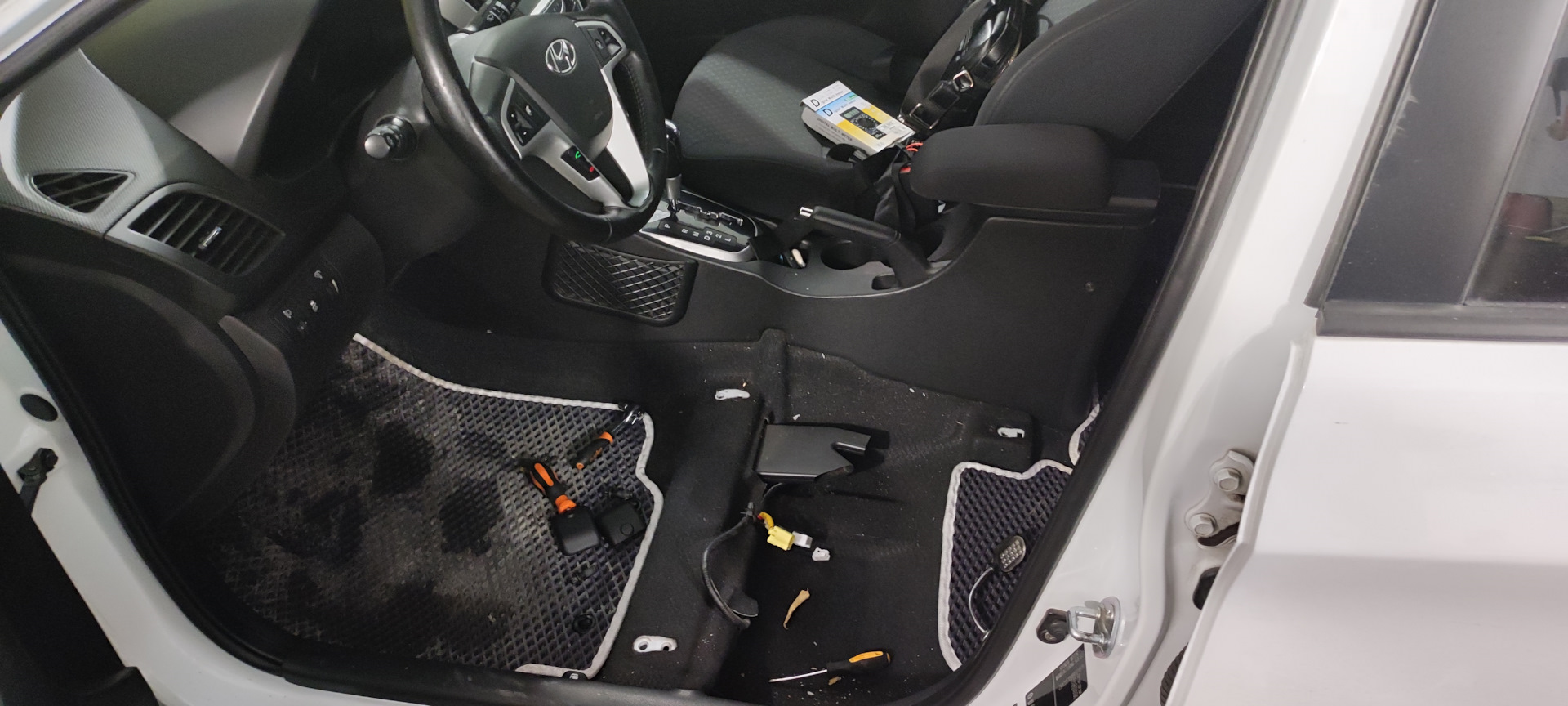 88199-4L070 подогрев водительского сиденья! — Hyundai Solaris (1G), 1,6 ...