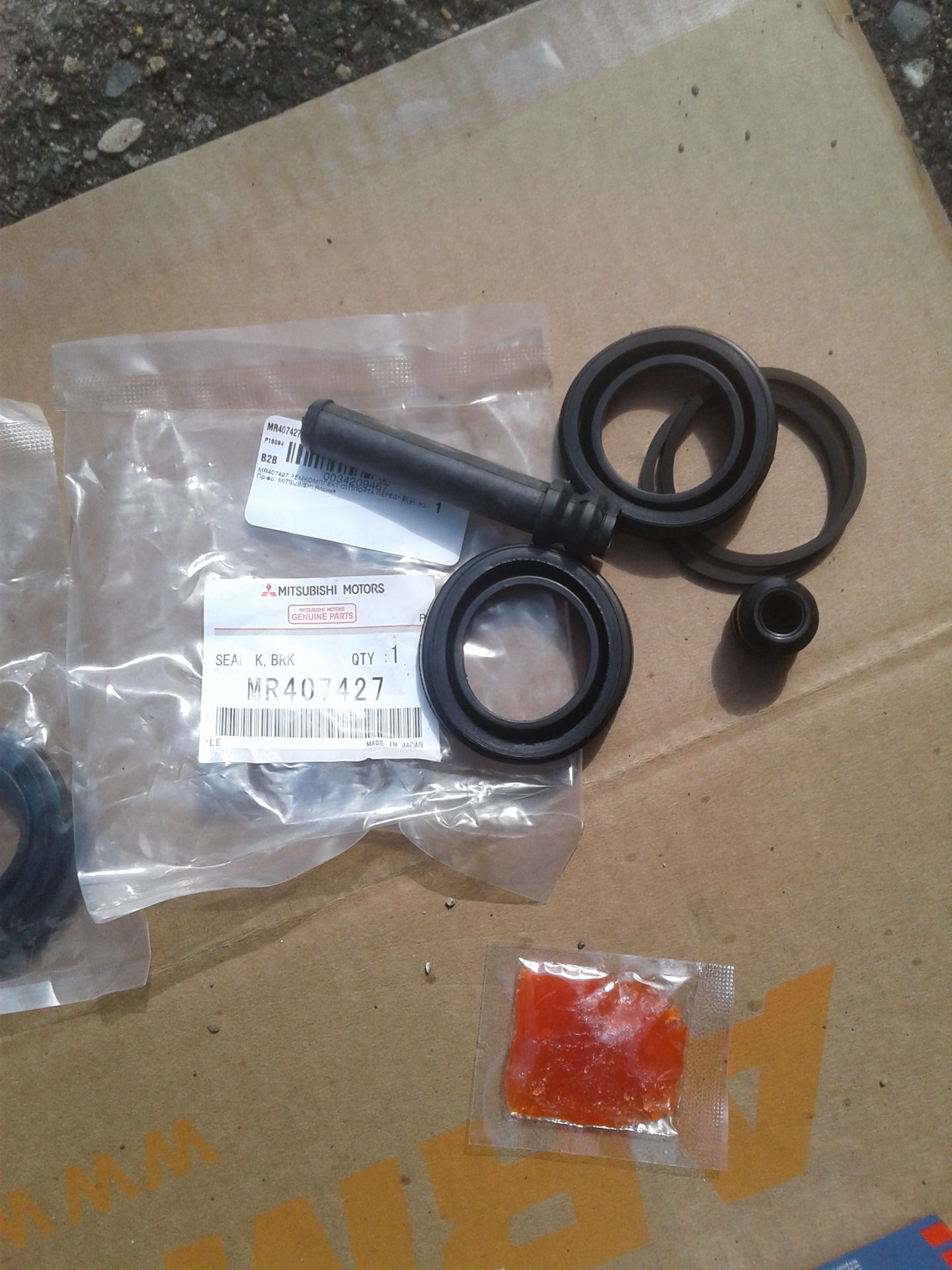 Обслуживание передних тормозов. — Mitsubishi Grandis, 2,4 л, 2006 года ...