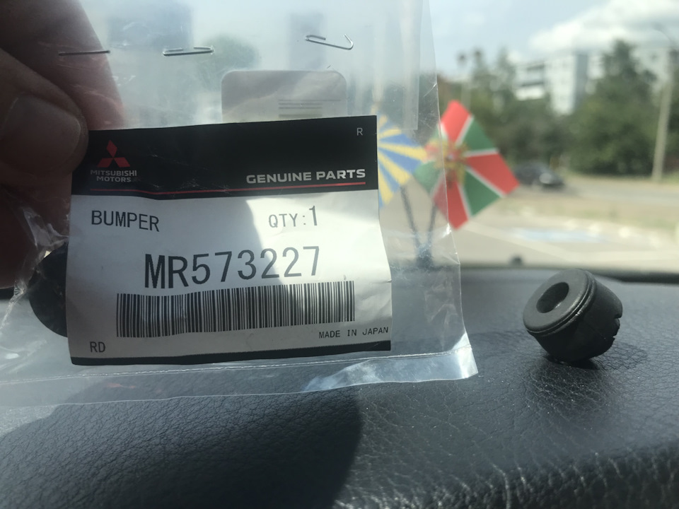 Отбойник(демпфер)резиновый на двери Паджеро 4 — Mitsubishi Pajero (4G ...