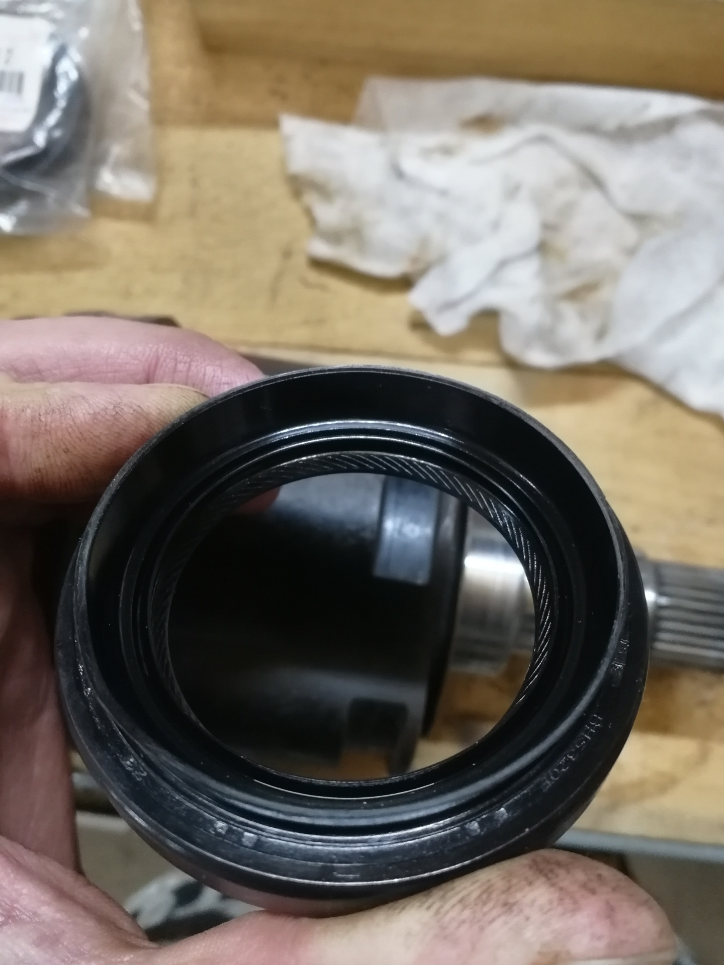 Замена левого сальника редуктора переднего моста — Toyota Land Cruiser ...