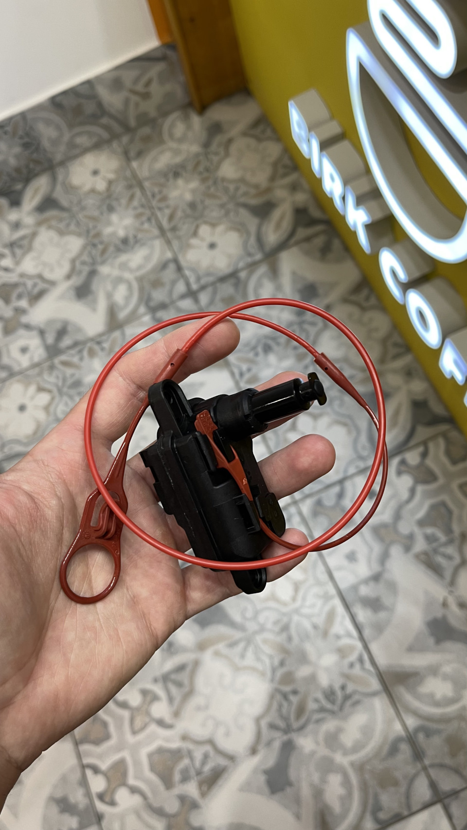 Замок лючка бензобака не подходит нихрена — Audi A6 (C7), 2 л, 2017 ...