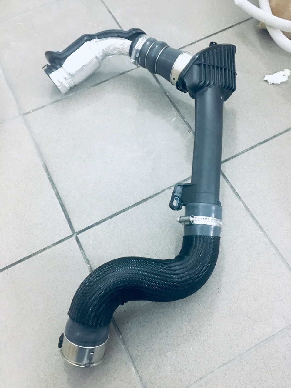 144602487R Патрубок турбокомпрессора (плас) RENAULT | Запчасти на DRIVE2