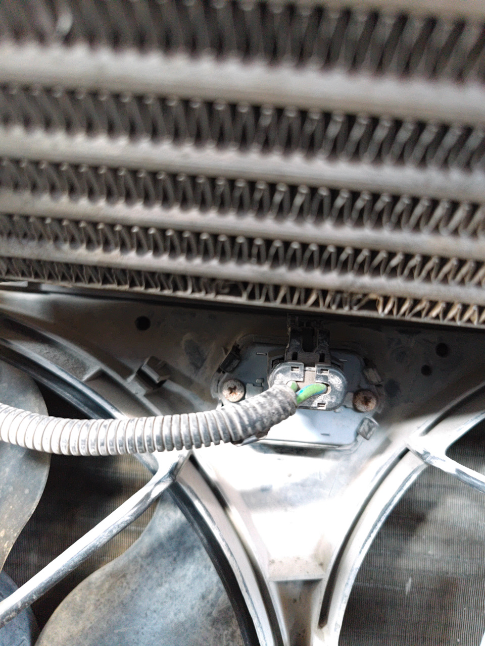 Заправка кондиционера и реостат управления вентилятором охлаждения ...