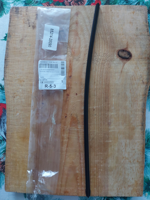 8521428090 Резинка щётки стеклоочистителя правого TOYOTA LEXUS ...