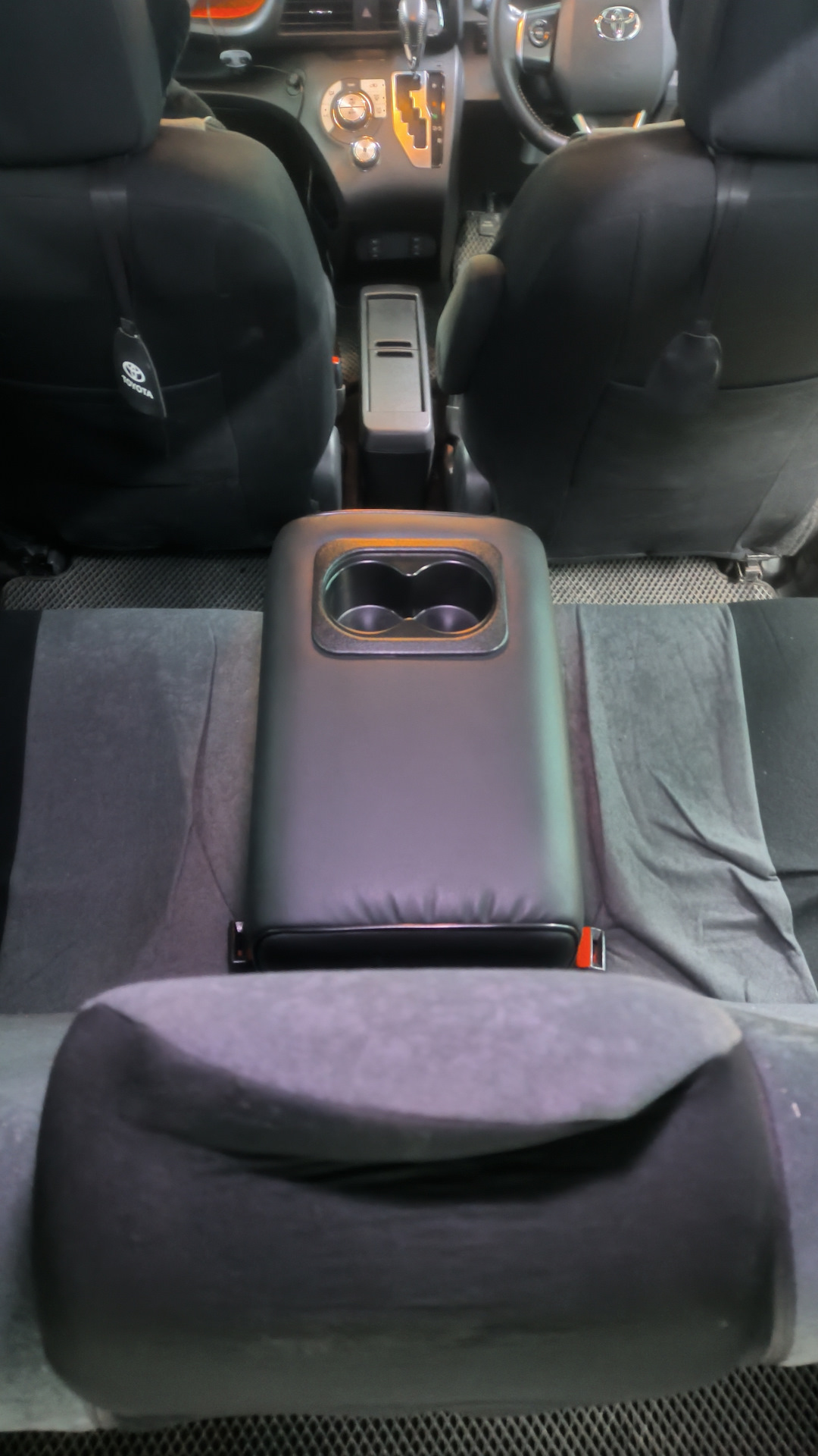 Подлокотник для задних пассажиров — Toyota Sienta (2G), 1,5 л, 2016 ...