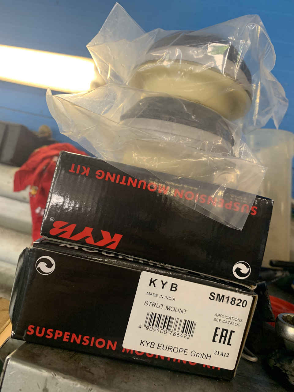 SM1820 Верхняя опора передняя (левая/правая) KYB | Запчасти на DRIVE2