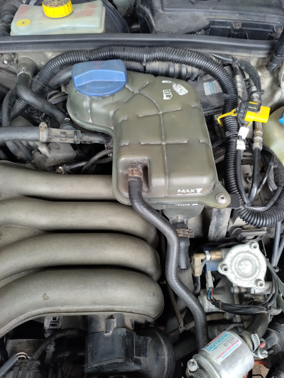 Замена расширительного бачка ОЖ — Audi A4 (B6), 2 л, 2001 года | своими ...