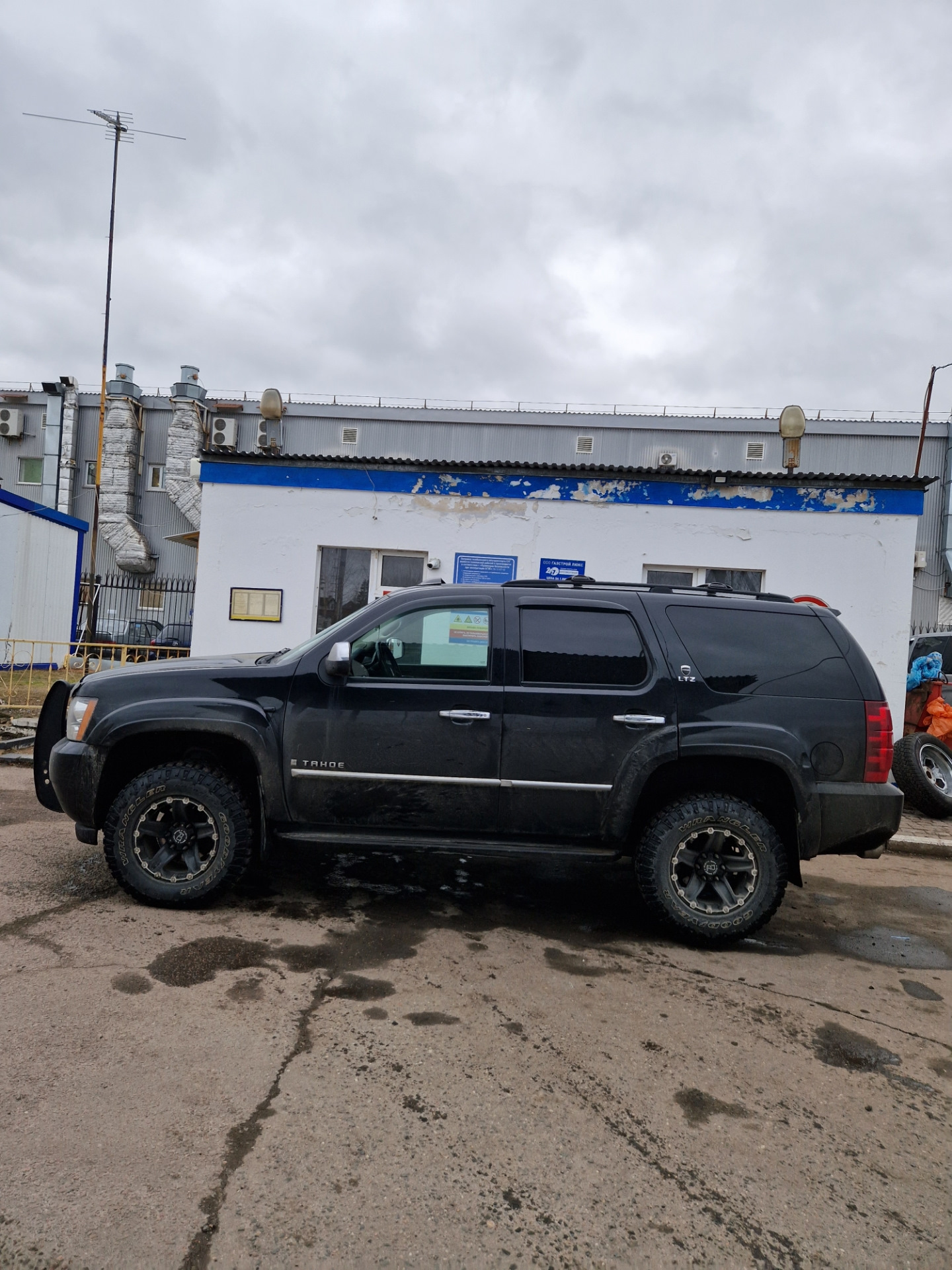 Возвращение на R20… от скуки) — Chevrolet Tahoe (GMT900), 5,3 л, 2008 года | колёсные диски | DRIVE2