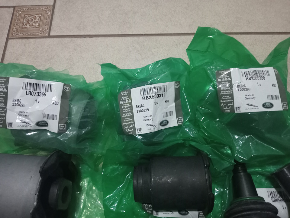 Комплект сайлентблоков и шаровых опор для передних нижних рычагов Land ...