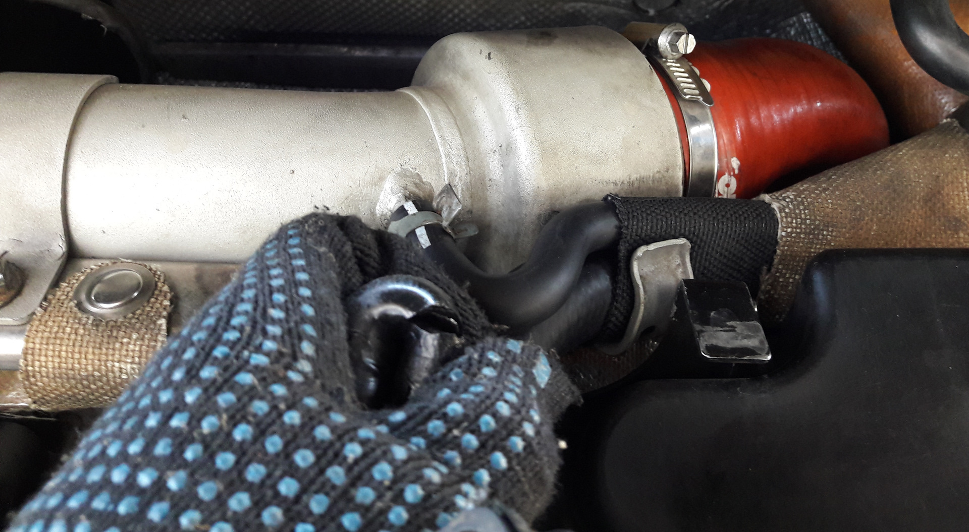 Замена байпаса, патрубка управляющей магистрали и хомутов системы ...