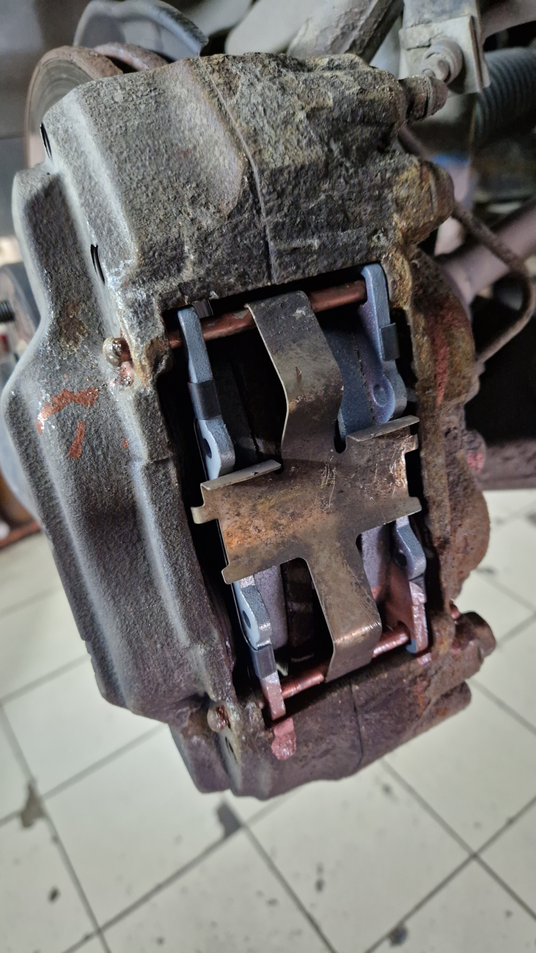 Замена задних и передних колодок — Toyota Fortuner (2G), 2,8 л, 2018 ...