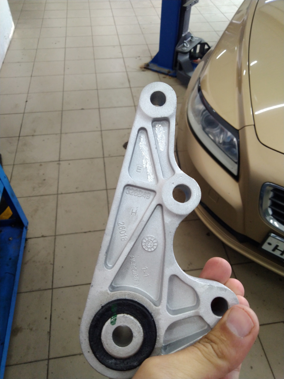 Замена приводных валов, масла АКПП, сальника левого привода и опоры ДВС ...