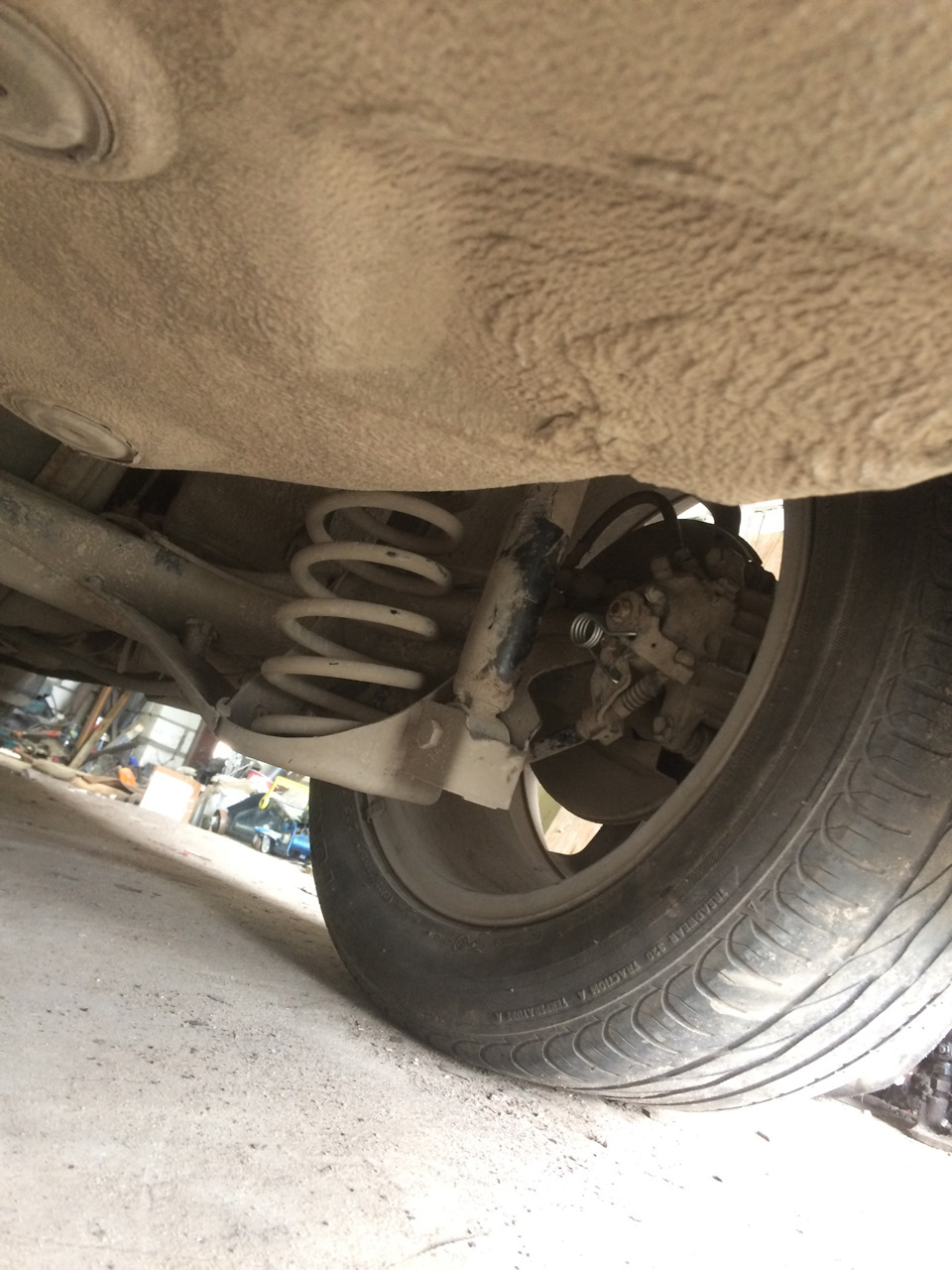 Возвратная пружина ручника — Skoda Octavia A4 Mk1, 1,8 л, 2007 года ...