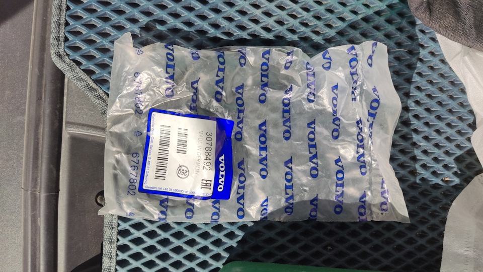 Замена прокладки корпуса маслянного фильтра 2.4 D5. — Volvo XC70 III, 2 ...